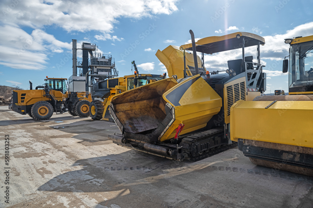 Foto de Asphalt paving equipment. Asphalt paver and heavy vibratory ...