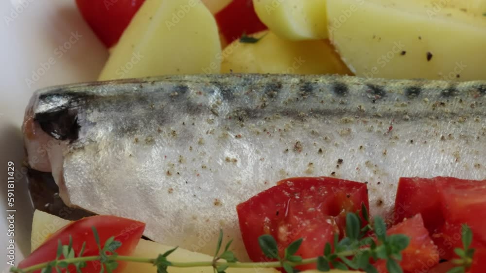 poisson (maquereau) avec pommes de terre, tomate, thym et oignons dans ...