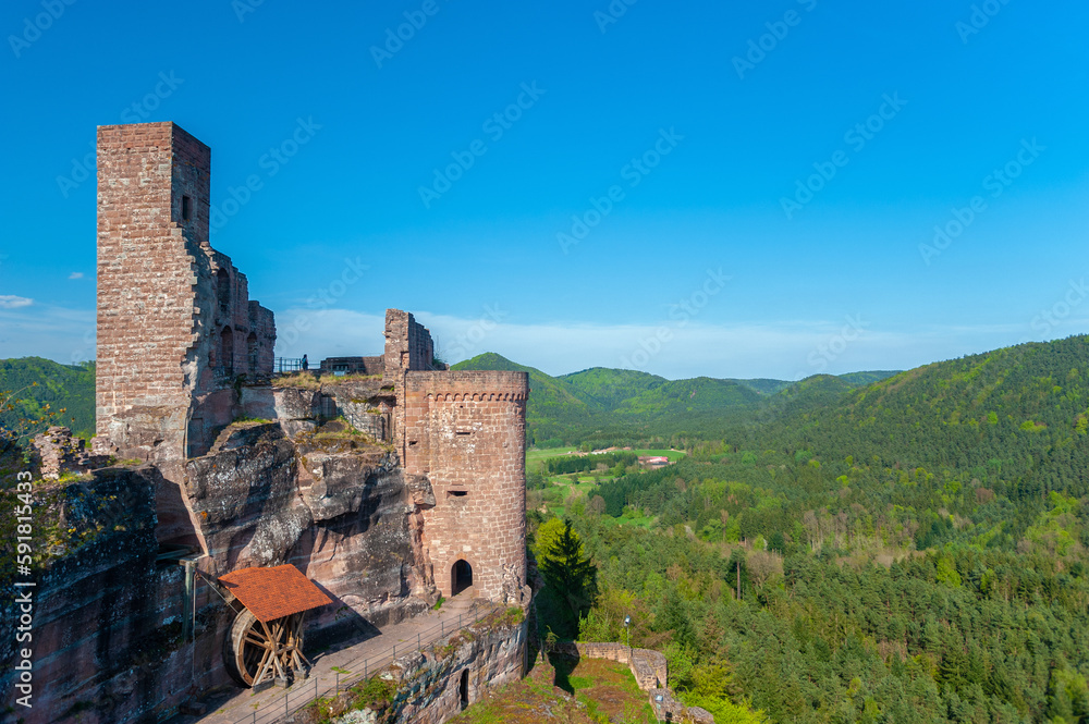 Burgenmassiv Altdahn, hier der Blick von der Burgruine Grafendahn zur ...