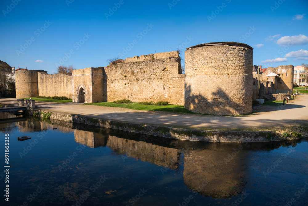 Foto de Ruins of castle, built at the end of the 12th century, in ...
