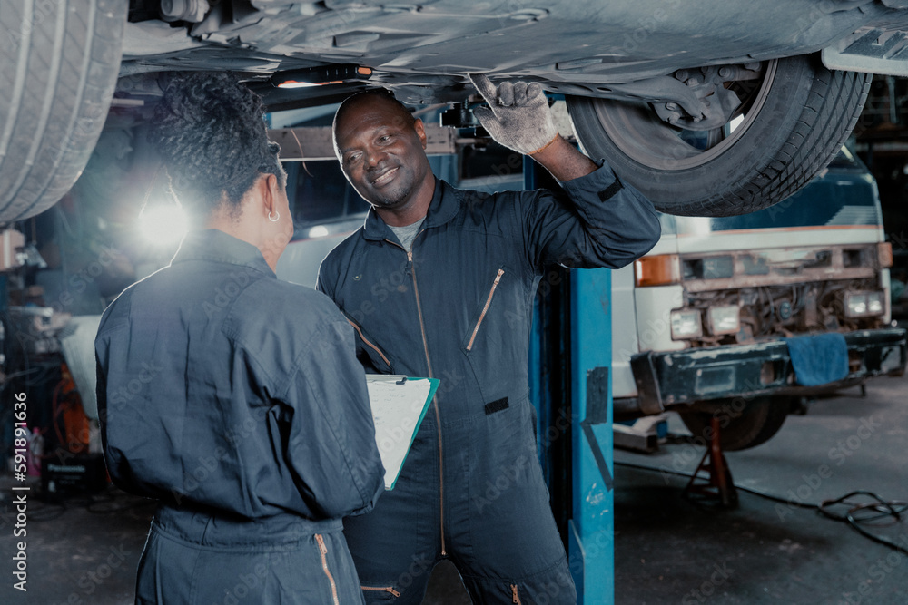 Fotografia do Stock: Auto mechanic supervisor directly coaches, mentors ...