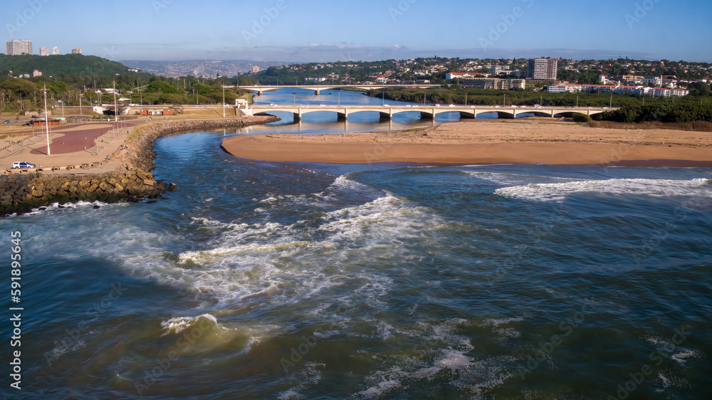 Foto de An aerial view from the Indian Ocean of the bridge and freeway ...