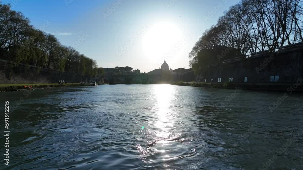 Video „Tramonto sul fiume Tevere, Castel Sant'Angelo e sulla Basilica ...