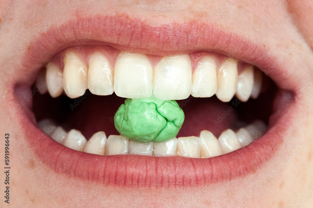 Foto de Green chewing gum in-between teeth in a human mouth; Lincoln ...