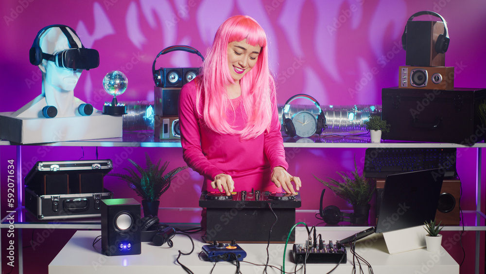 Fotografia do Stock: Musician with pink hair standing at dj table ...