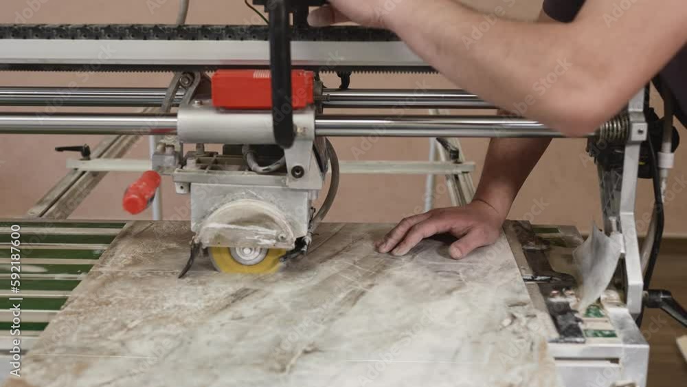 Vidéo Stock The process of cutting porcelain stoneware slabs with a ...