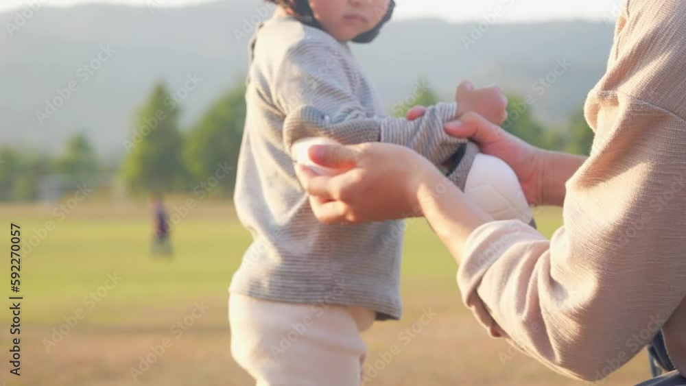Vidéo Stock Affectionate father helping little black-haired asian girl ...