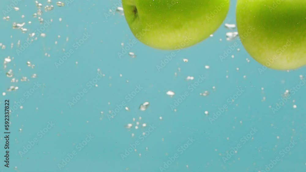 Vidéo Stock Green apple falling in boiling water, fresh sliced fruits ...