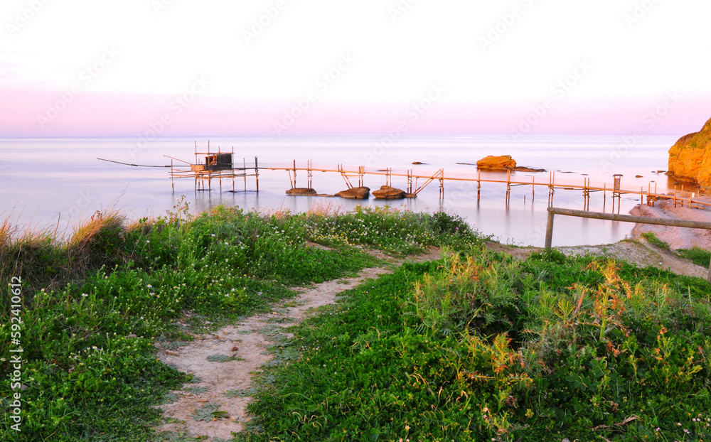 palafitta con trabocco, palafitta sul mare con lunga passerella vista ...