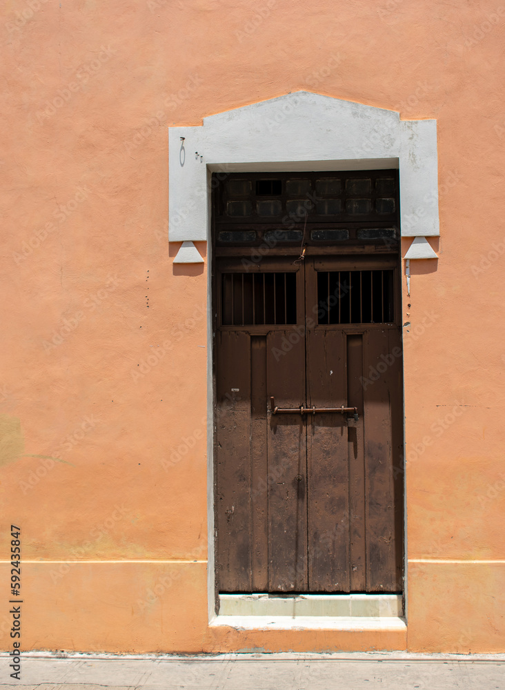 Fachada antigua estilo colonial de la región sureste de México, puerta ...