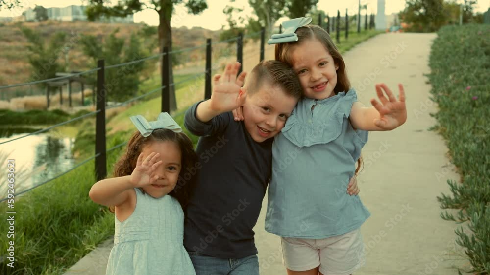 niños hermanos amigos primos felices disfrutando de su amistad jugando ...
