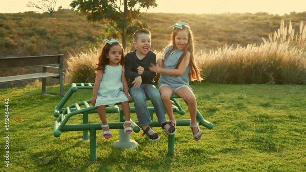 Niños hermanos amigos primos tiernos y amorosos jugando y disfrutando ...