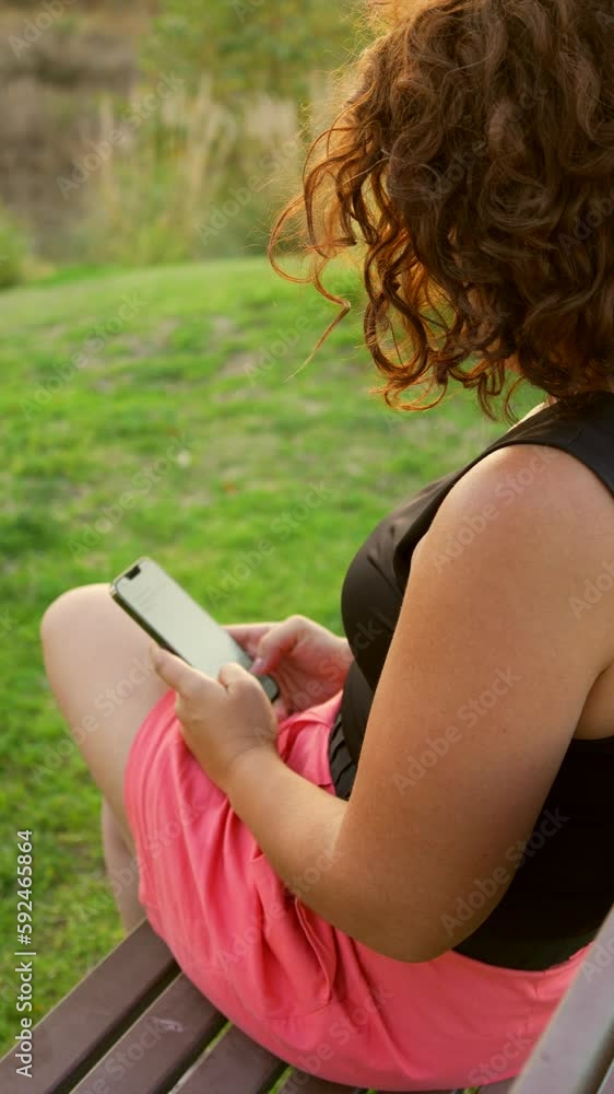 Mujer persona muchacha chica chava escribiendo en el celular haciendo ...