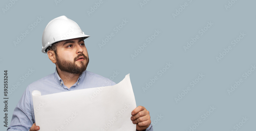 ingeniero con casco blanco con un plano en las manos Stock Photo ...