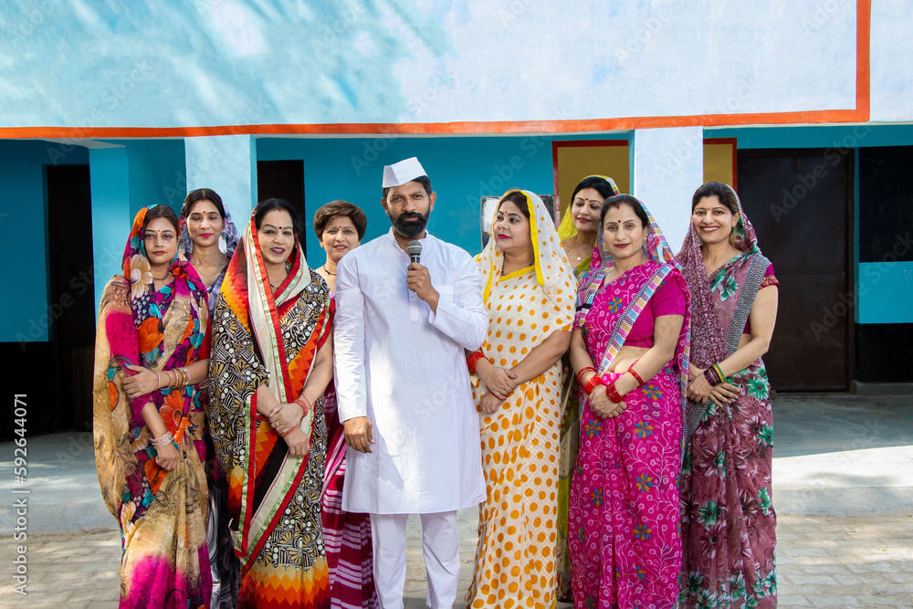 Foto de Indian man politician holding mic giving speech with group of ...