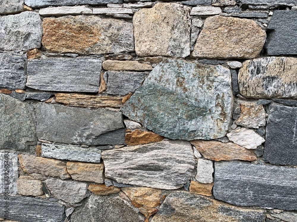 Mauer aus Stein / Graue und braune Steinmauer / Natursteinmauer ...