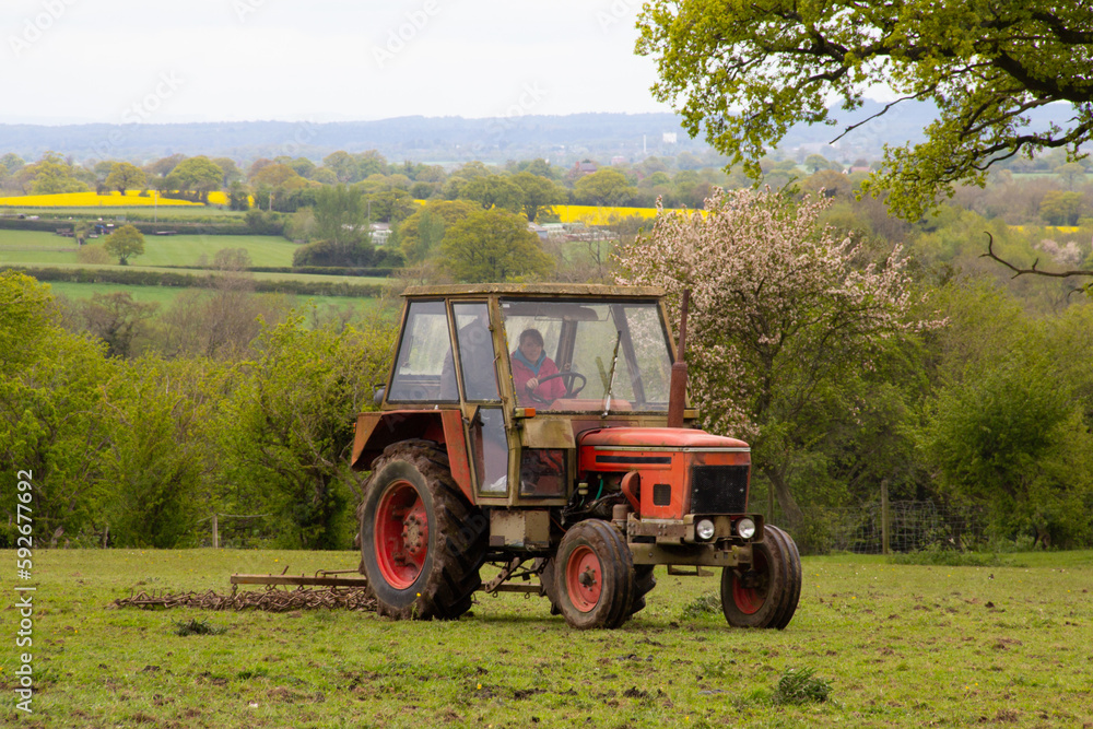 Foto de Very old tractor harrowing horse field in rural Shropshire ...