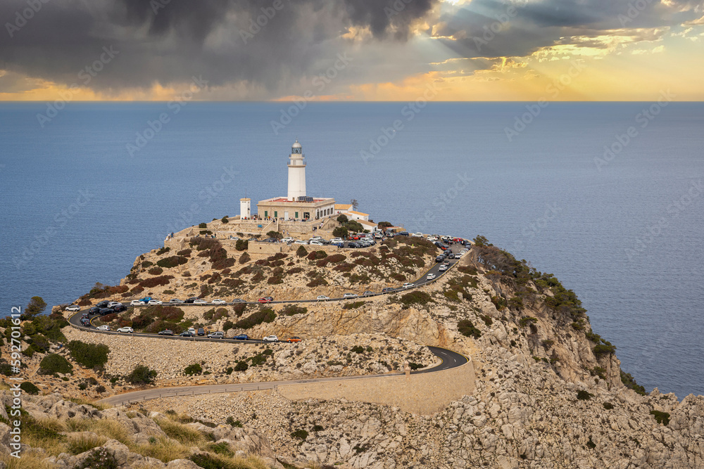 Il faro di Capo Formentor al tramonto, isola di Maiorca arcipelago ...