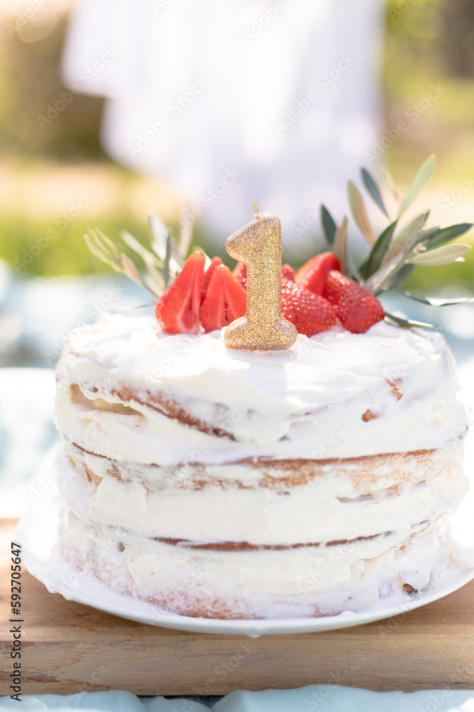 gâteau anniversaire 1 an Stock Photo | Adobe Stock