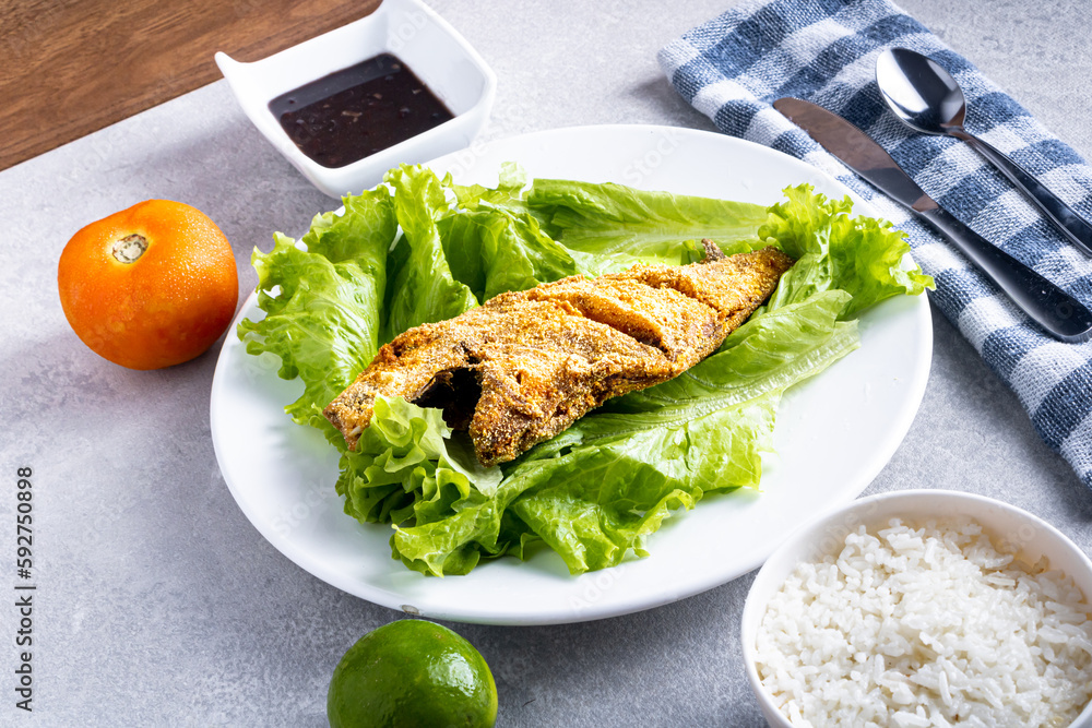 Fried "peroa" fish, lettuce salad, tomato, lemon, rice, beans and ...