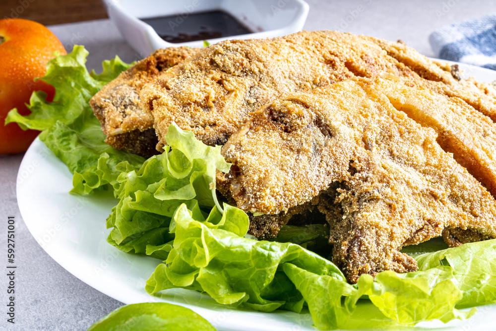 Fried "peroa" fish, lettuce salad, tomato, lemon, rice, beans and ...