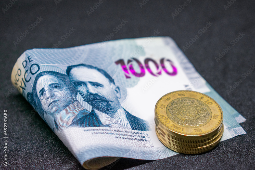 Obraz Nuevo billete de mil pesos mexicanos, con algunas monedas o en ...