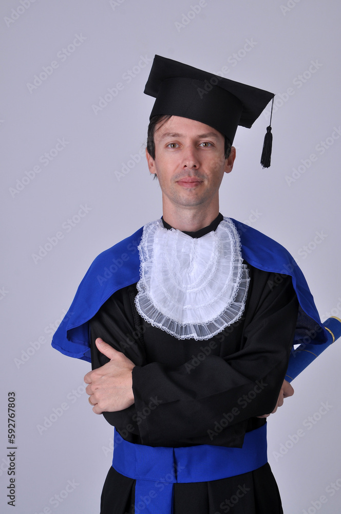 homem graduado feliz estudante completando ciclo na univercidade ...