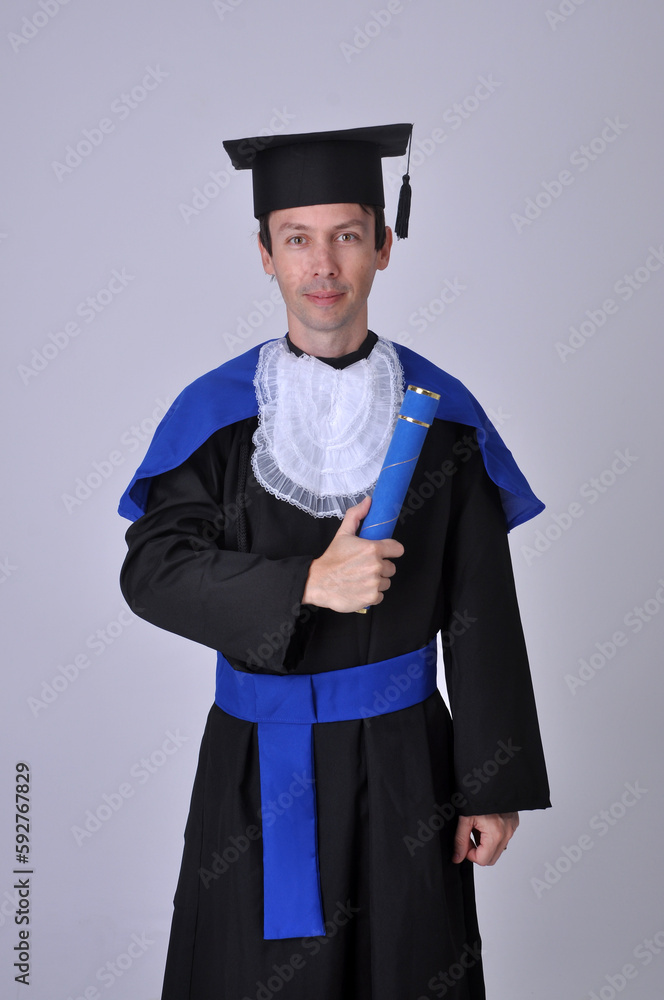 homem graduado feliz estudante completando ciclo na univercidade ...