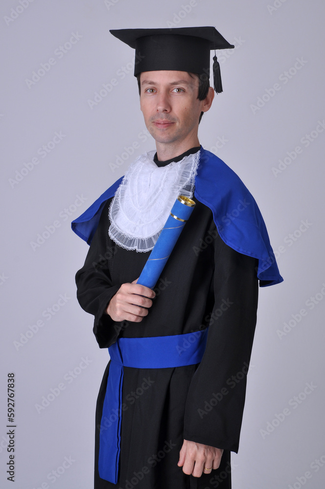 homem graduado feliz estudante completando ciclo na univercidade ...