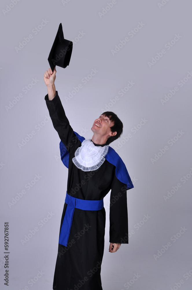 homem graduado feliz estudante completando ciclo na univercidade ...