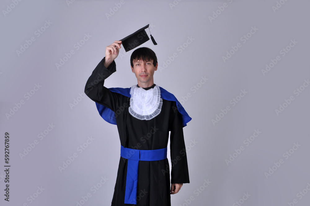 homem graduado feliz estudante completando ciclo na univercidade ...