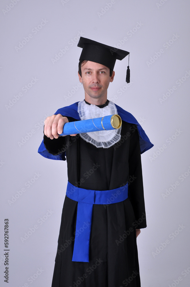 homem graduado feliz estudante completando ciclo na univercidade ...