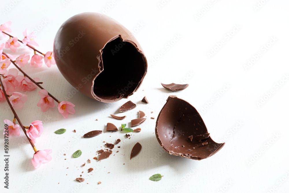 Uovo di cioccolato rotto e intero isolato su sfondo bianco. Carta di ...