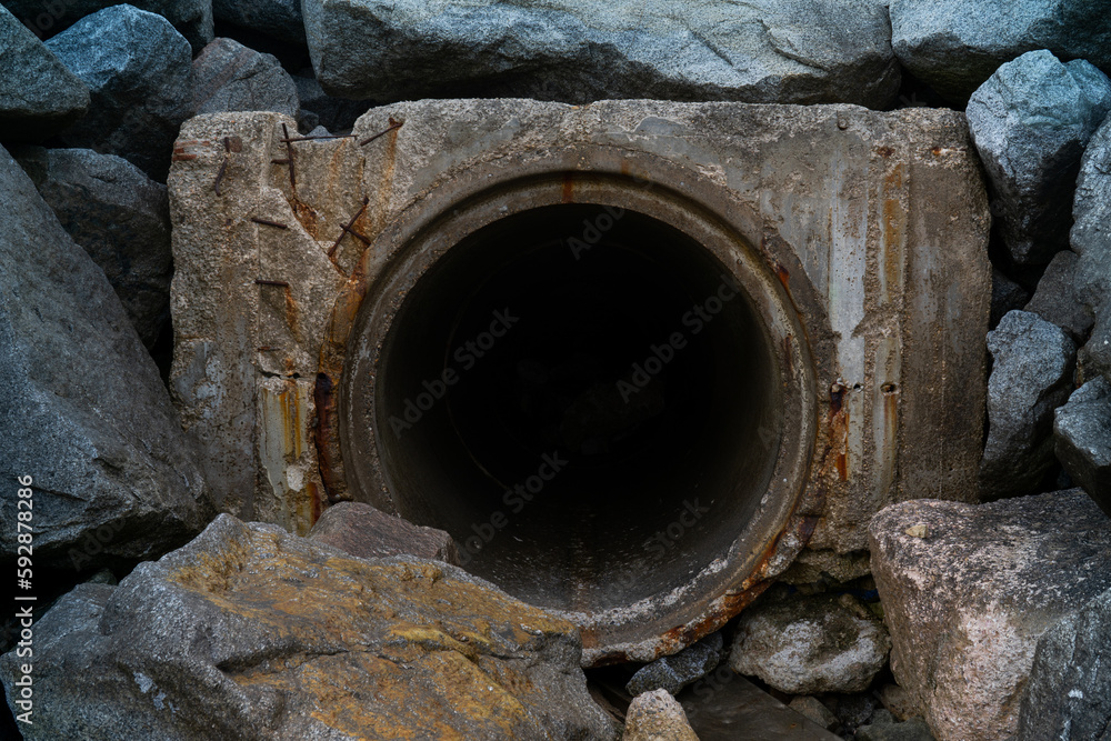 Photo & Art Print Gran tubería de hormigón para drenar aguas residuales ...