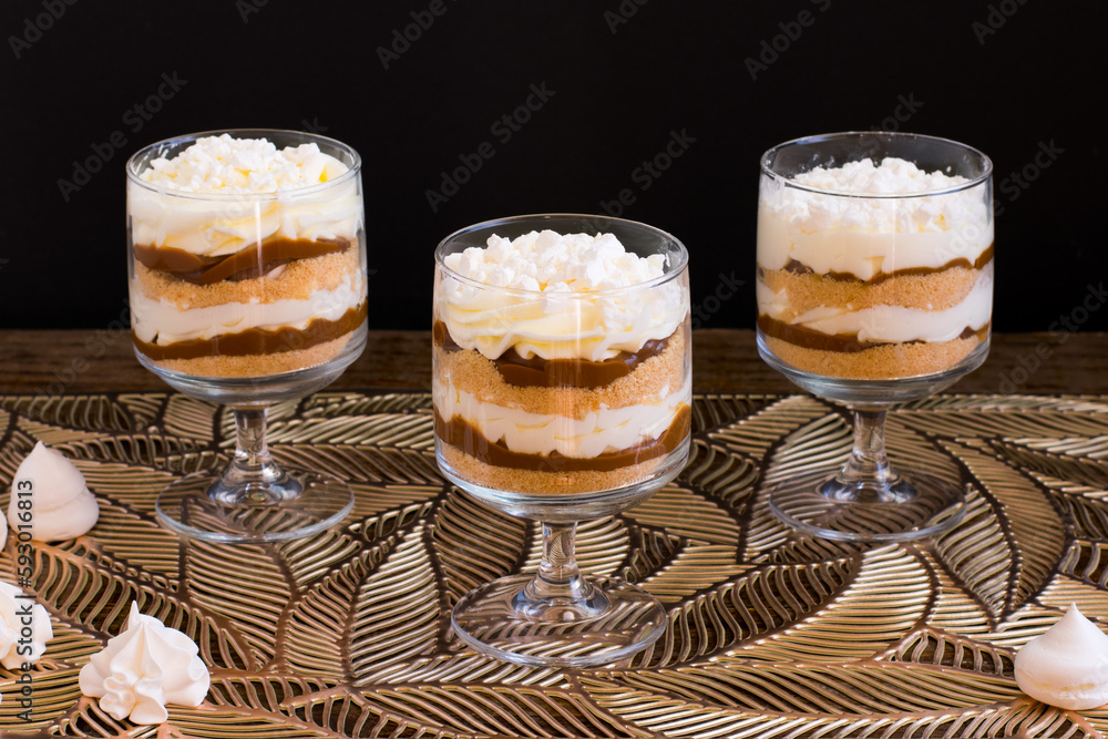 Postre conocido como polvito uruguayo servido en copa. Tres copas ...
