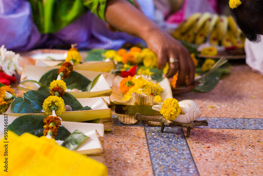 Foto de Hindu puja rituals being performed with flowers in front of ...