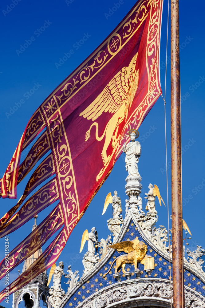 Venezia. Gonfalone di San Marco con la guglia della basilica Stock ...