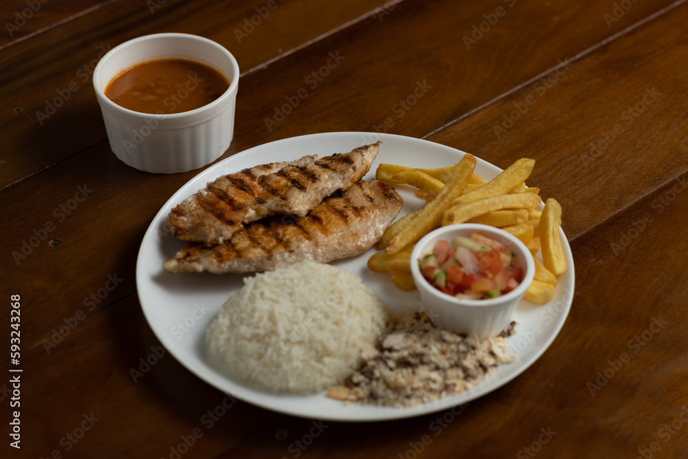 Prato feito de Peito de frango com guarnições Stock Photo | Adobe Stock