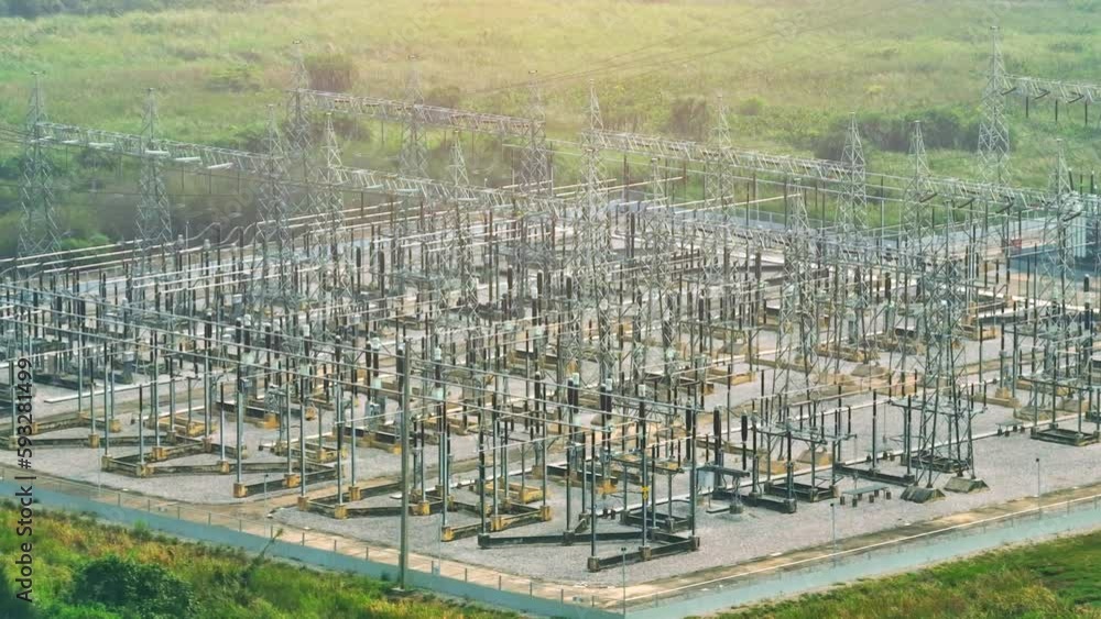 Vidéo Stock Transmission towers and lines, which carry the electrical ...