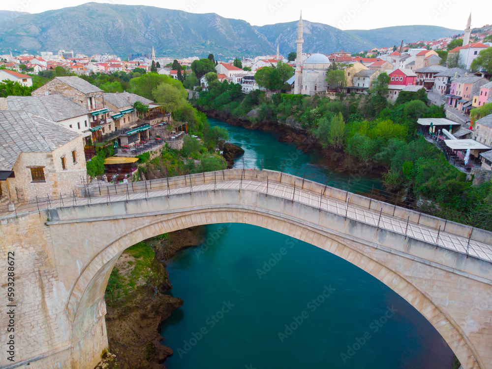 Foto de erial Mostar Bridge and Koski Mehmed Pasha Mosque drone view of ...