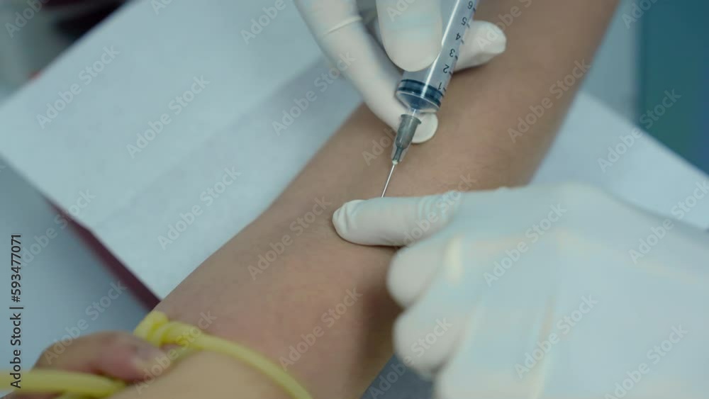 Vidéo Stock 4K, Slow, close-up blood collection needle tube which ...