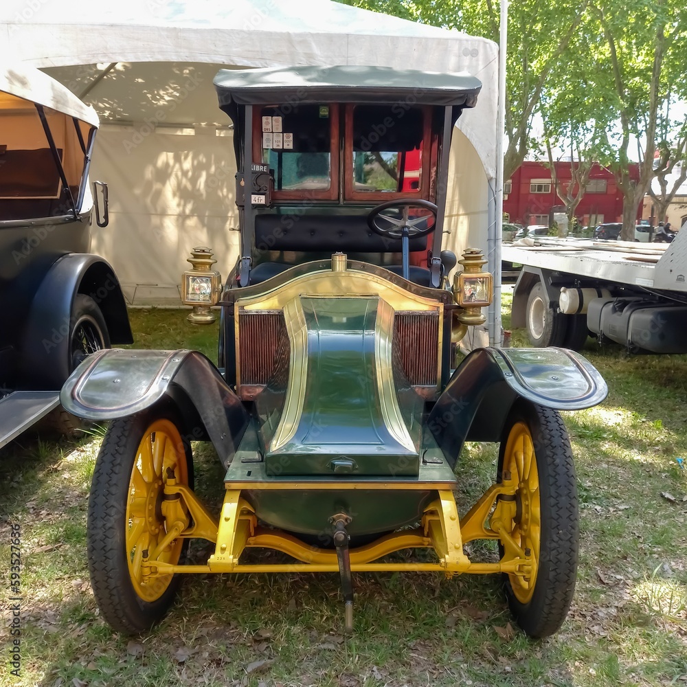 Old 1910s Renault Type AG cab Taxi de la Marne in a park. Autoclasica ...