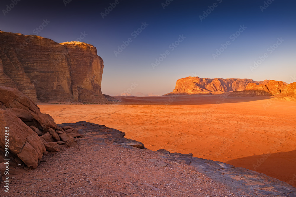 Wadi Rum w Jordanii. Skalne formacje na pustyni. Stock Photo | Adobe Stock