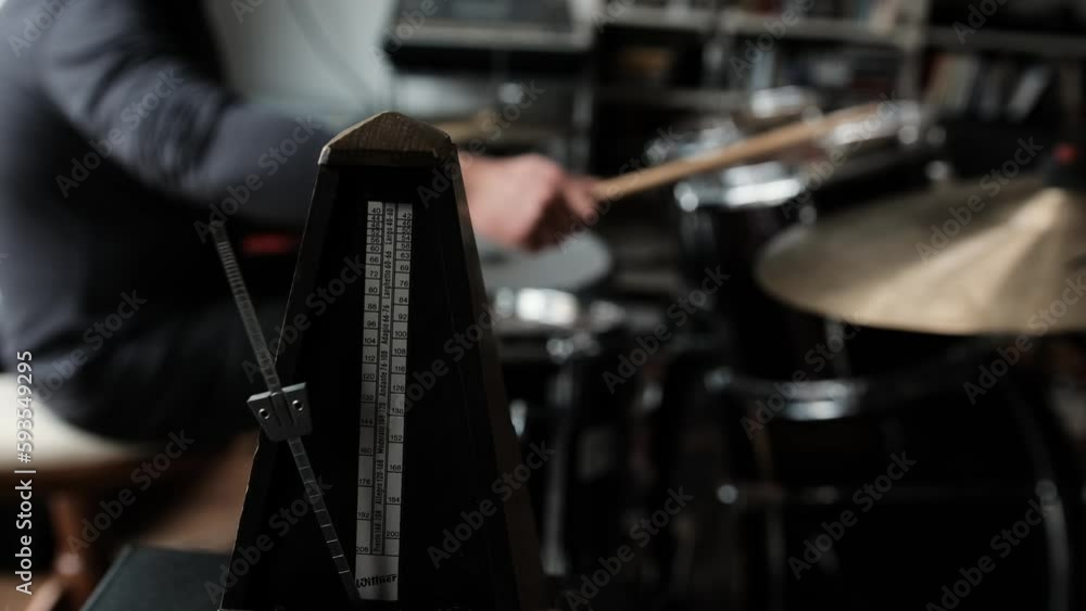 Vidéo Stock Mechanical metronome for music rhythm and tact measuring ...