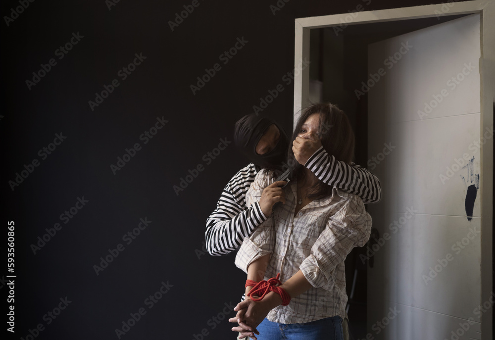 robber kidnapping hostage woman,tied her hands with red rope, blocked ...