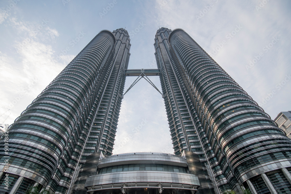 Foto de Petronas Twin Towers and KLCC Twin Towers in the city of Kuala Lumpur Malaysia do Stock ...