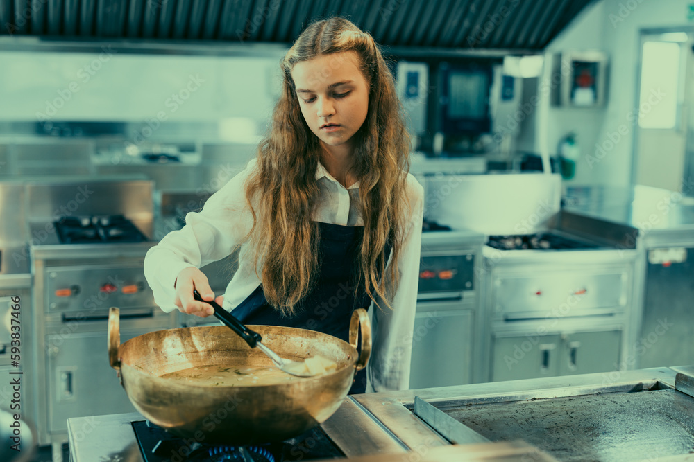 Fotografia do Stock: In culinary school, teenager learn from real chefs ...