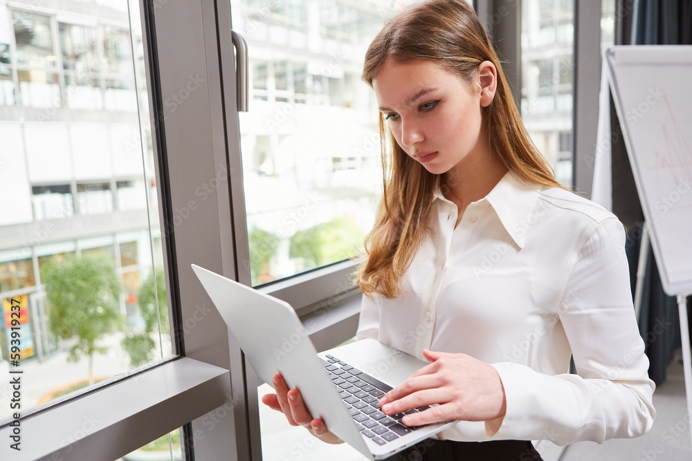Junge Business Frau recherchiert am Laptop PC Stock Photo | Adobe Stock