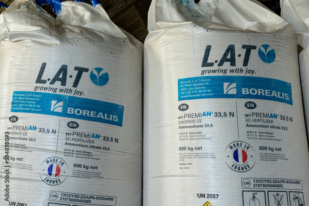 Engrais agricole Borealis en big-bag 600 kg stockés dans une ...