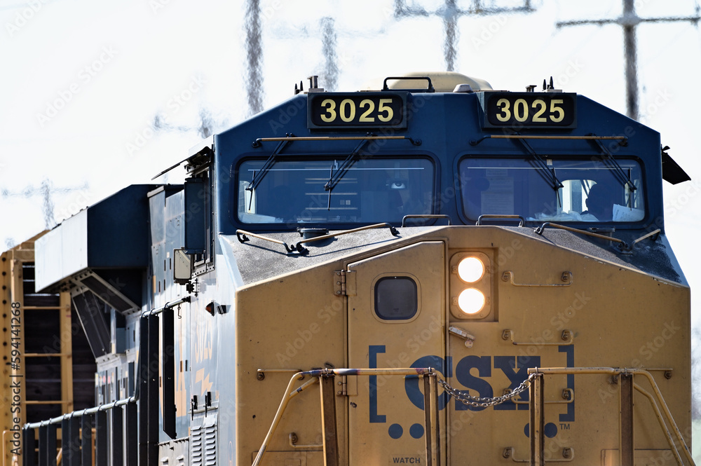 Foto de A single run-through CSX Transportation locomotive leads a ...